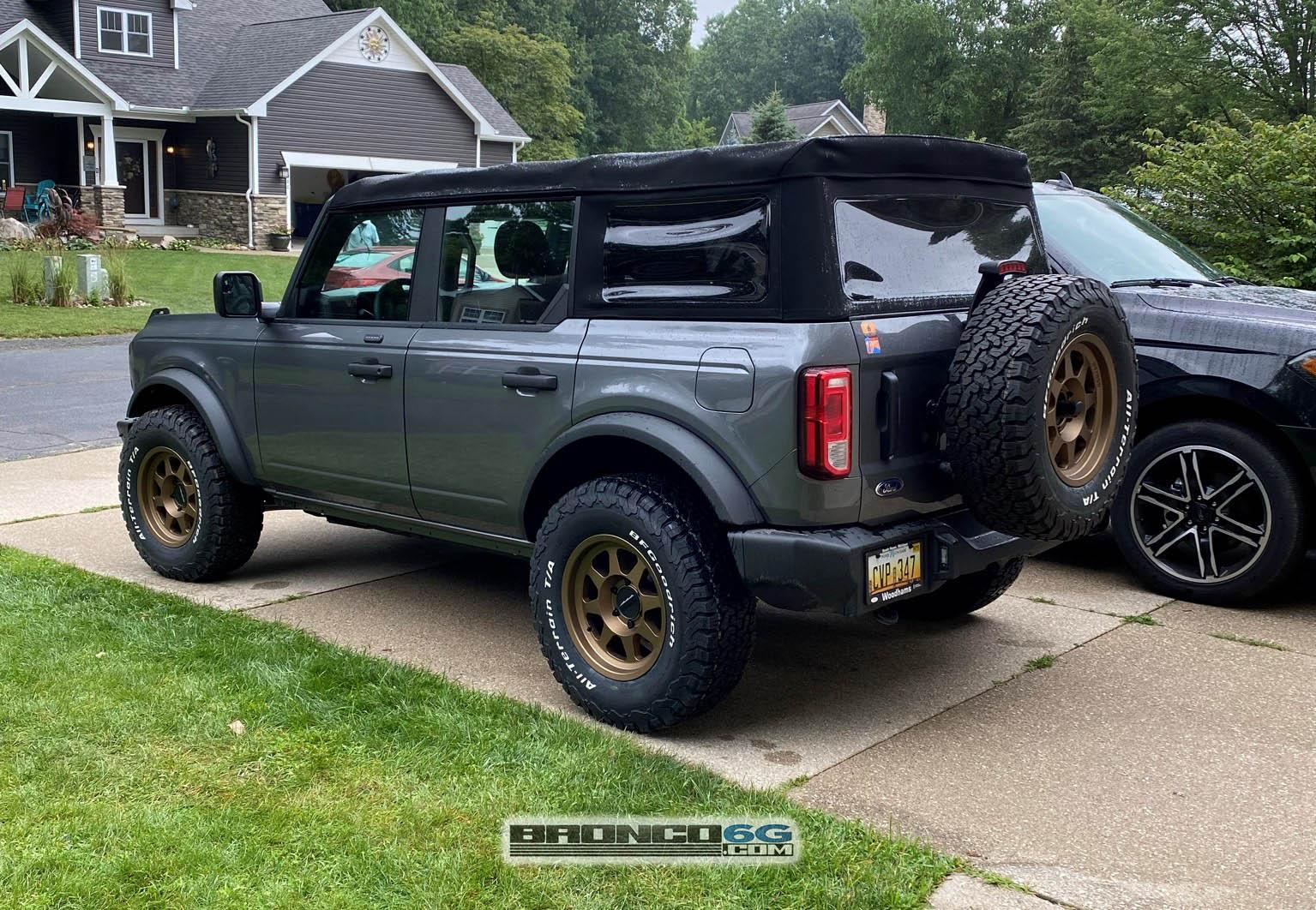 Base Bronco on 33" KO2 tires & 17" Method 701 wheels | Bronco6G - 2021 ...