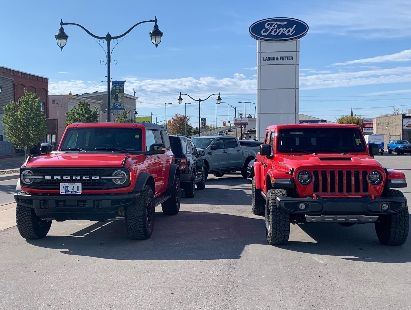 Side-by-Side Comparison of Bronco Wildtrak & Gladiator Mojave ...