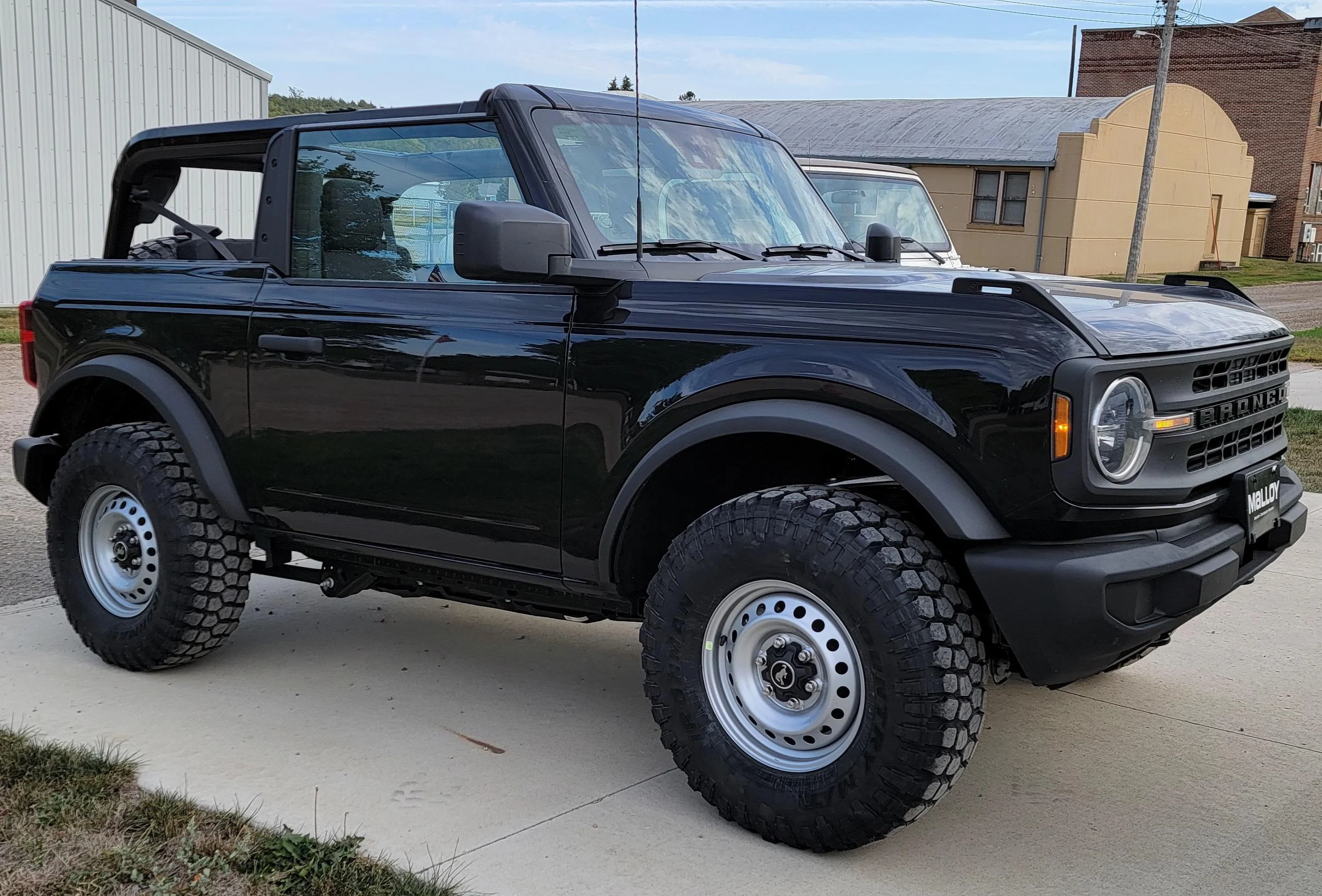 Base model factory wheels 285 75r16 no lift. | Bronco6G - 2021+ Ford ...