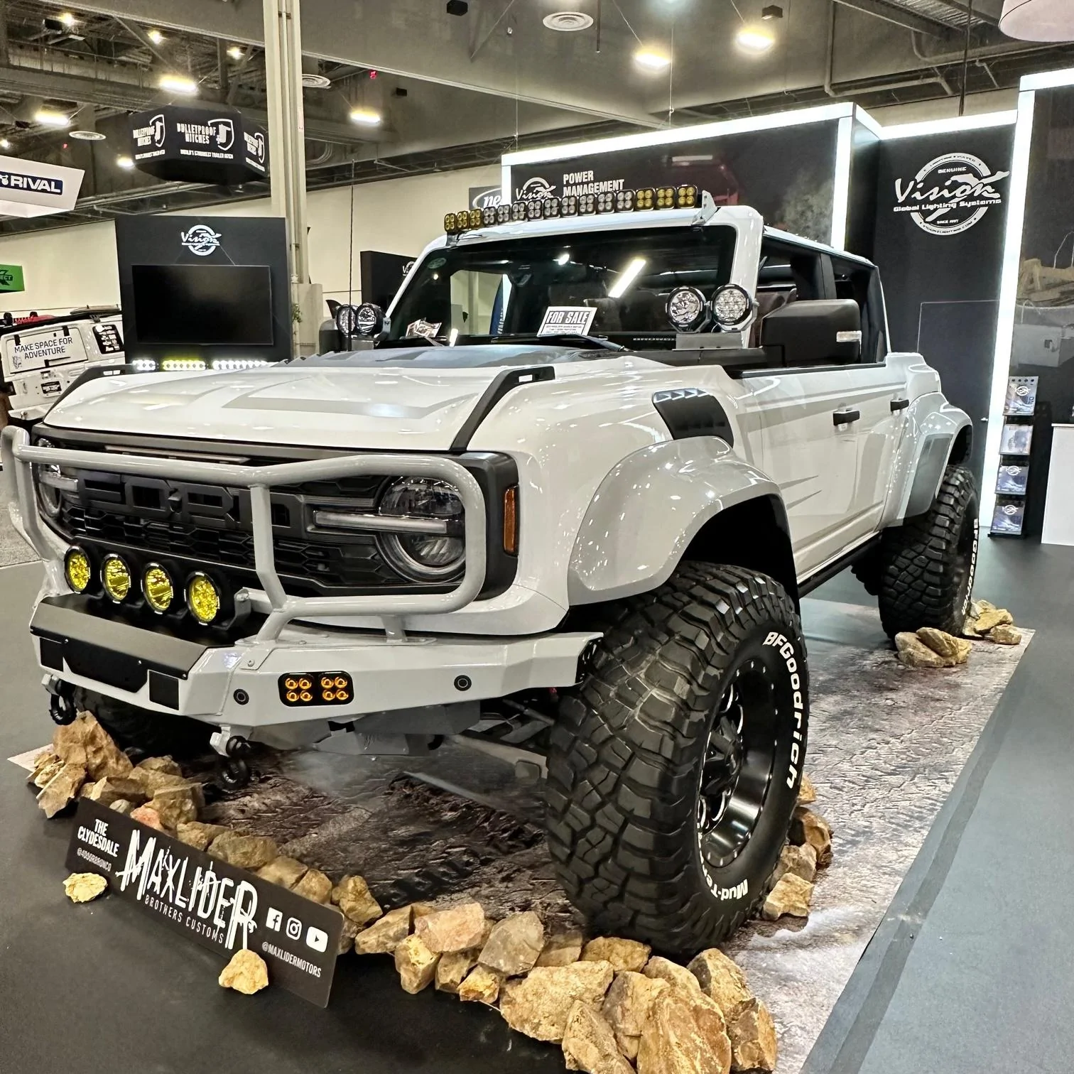 📸 Maxlider Bronco Raptor Build With Non-Body Color Painted Fender ...