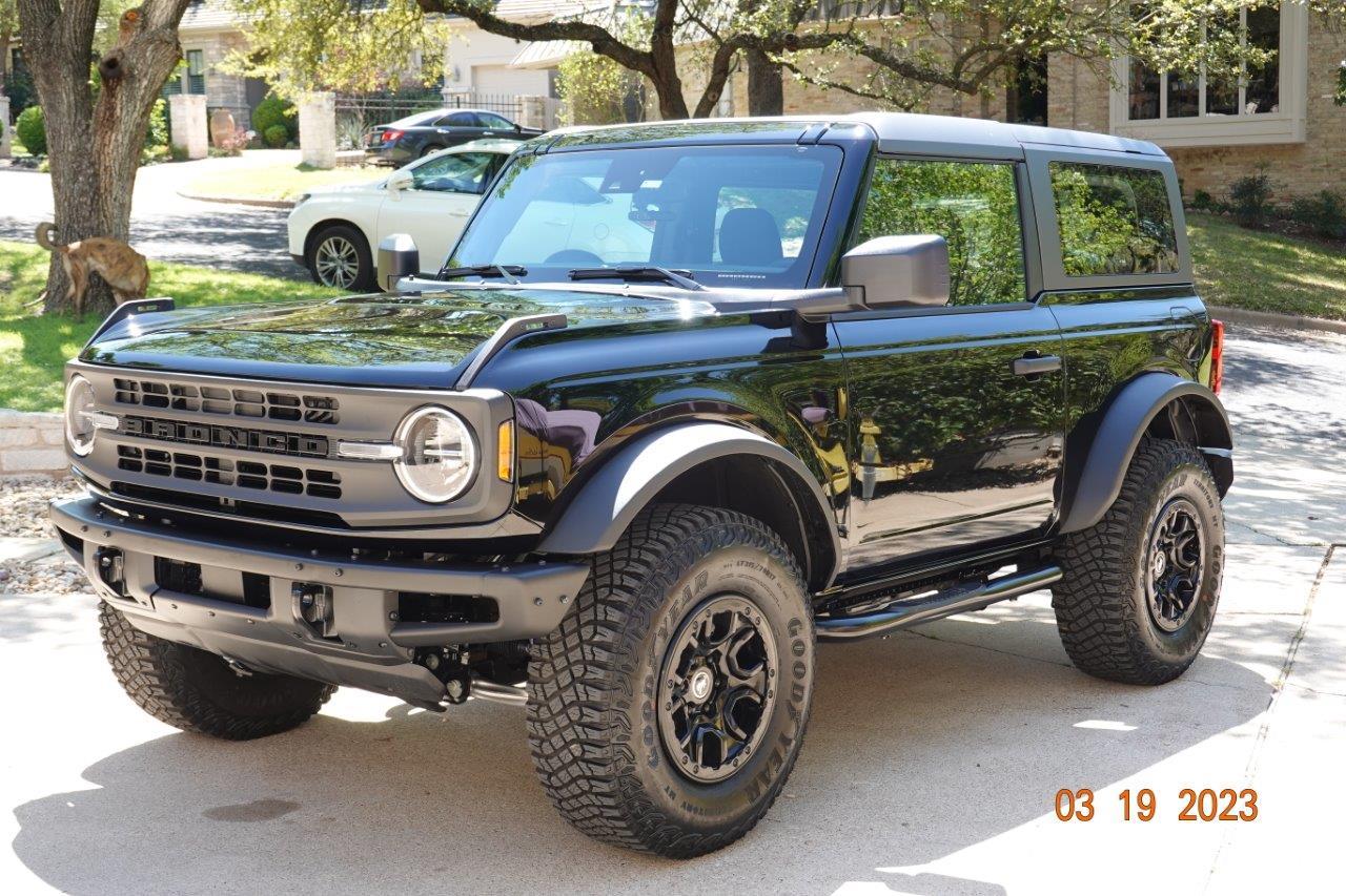 Painted fender flares and grill gloss black | Bronco6G - 2021+ Ford ...