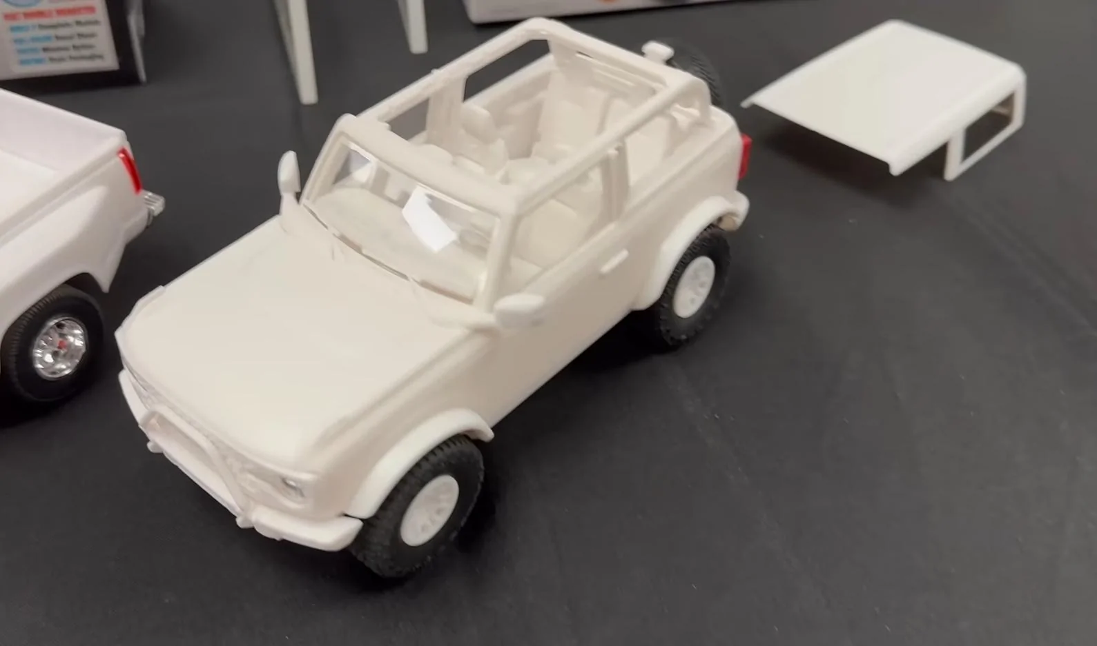 Bronco First Edition 2-Door 1/25 Scale Model Kit from AMT | Bronco6G ...