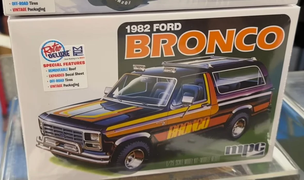 Bronco First Edition 2-Door 1/25 Scale Model Kit from AMT | Bronco6G ...