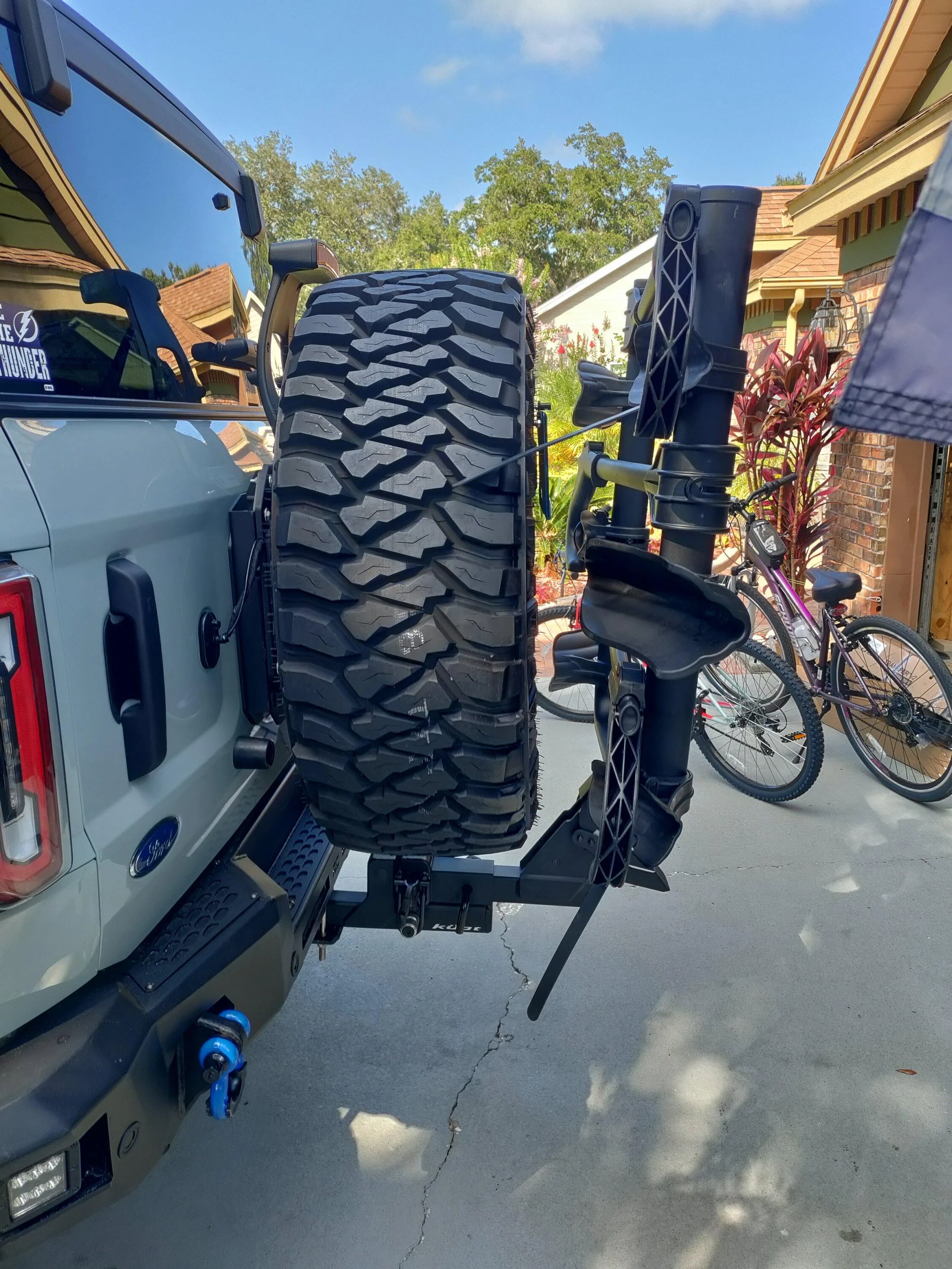 KUAT 3 bike rack and swing away installed on Bronco | Bronco6G - 2021 ...