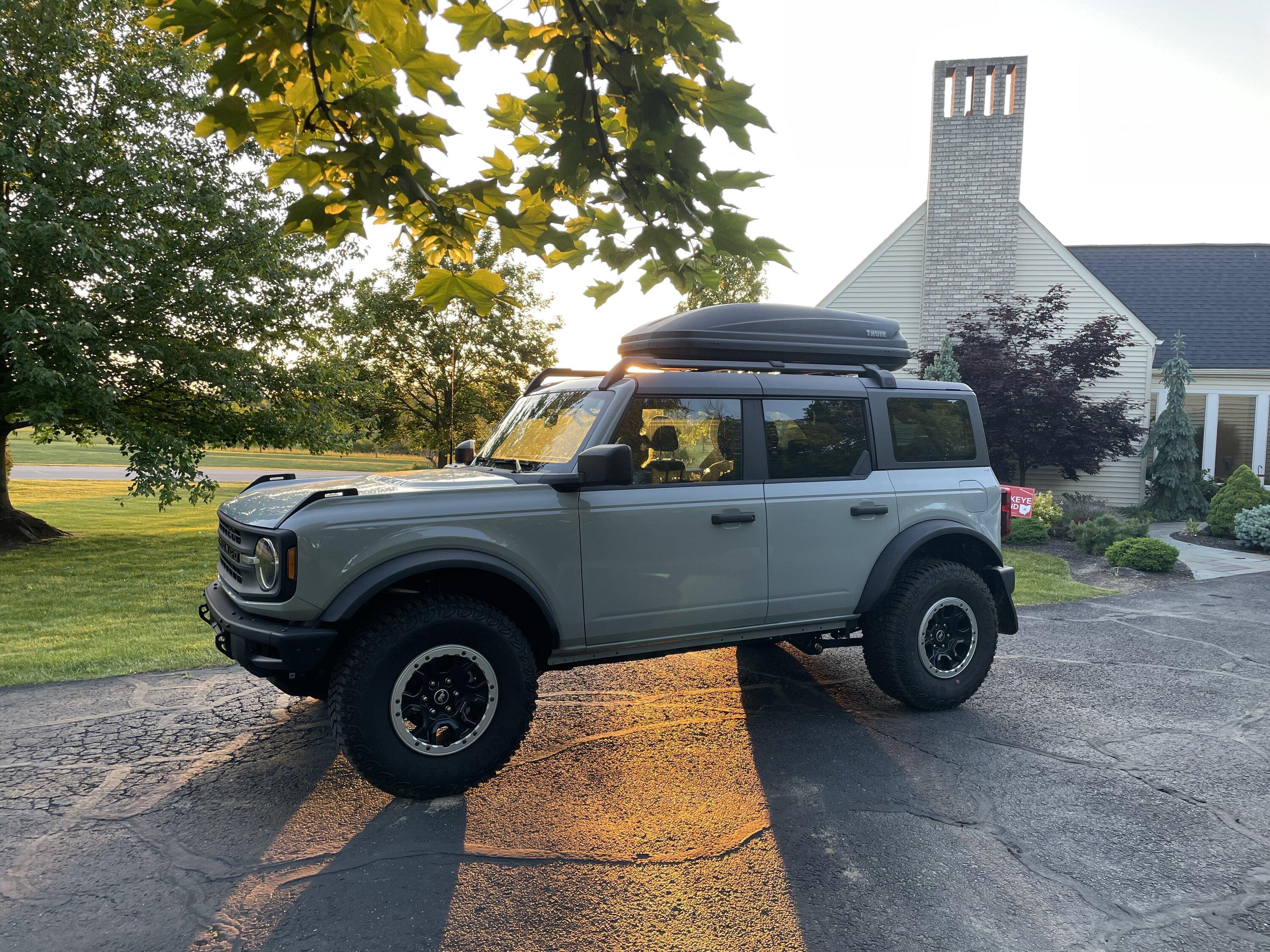 Ford OEM roof rack with Thule Roof Box | Bronco6G - 2021+ Ford Bronco ...
