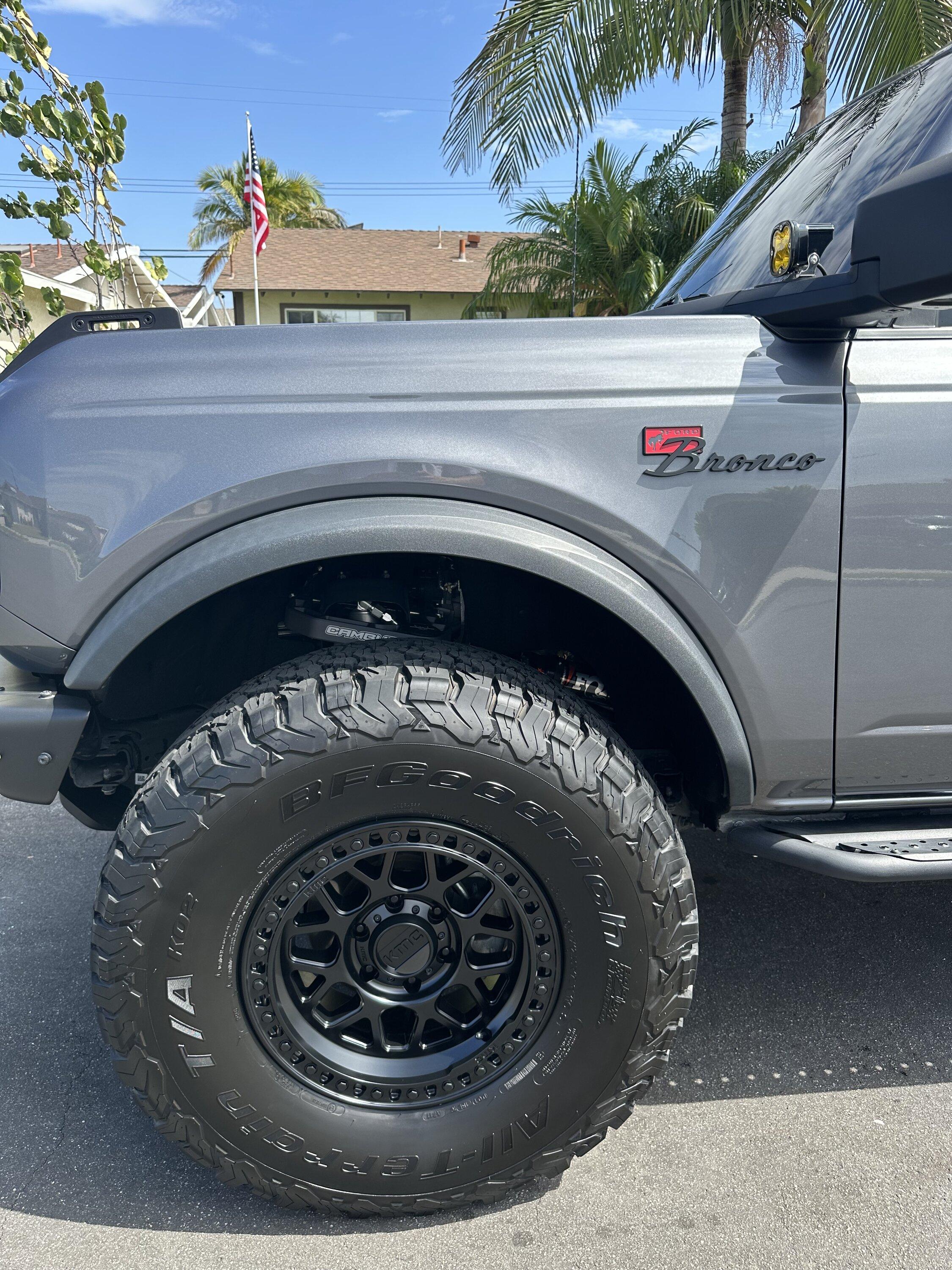 Badlands Build: Fox 2.5 / Camburg UCA / APG lower links / KMC wheels ...