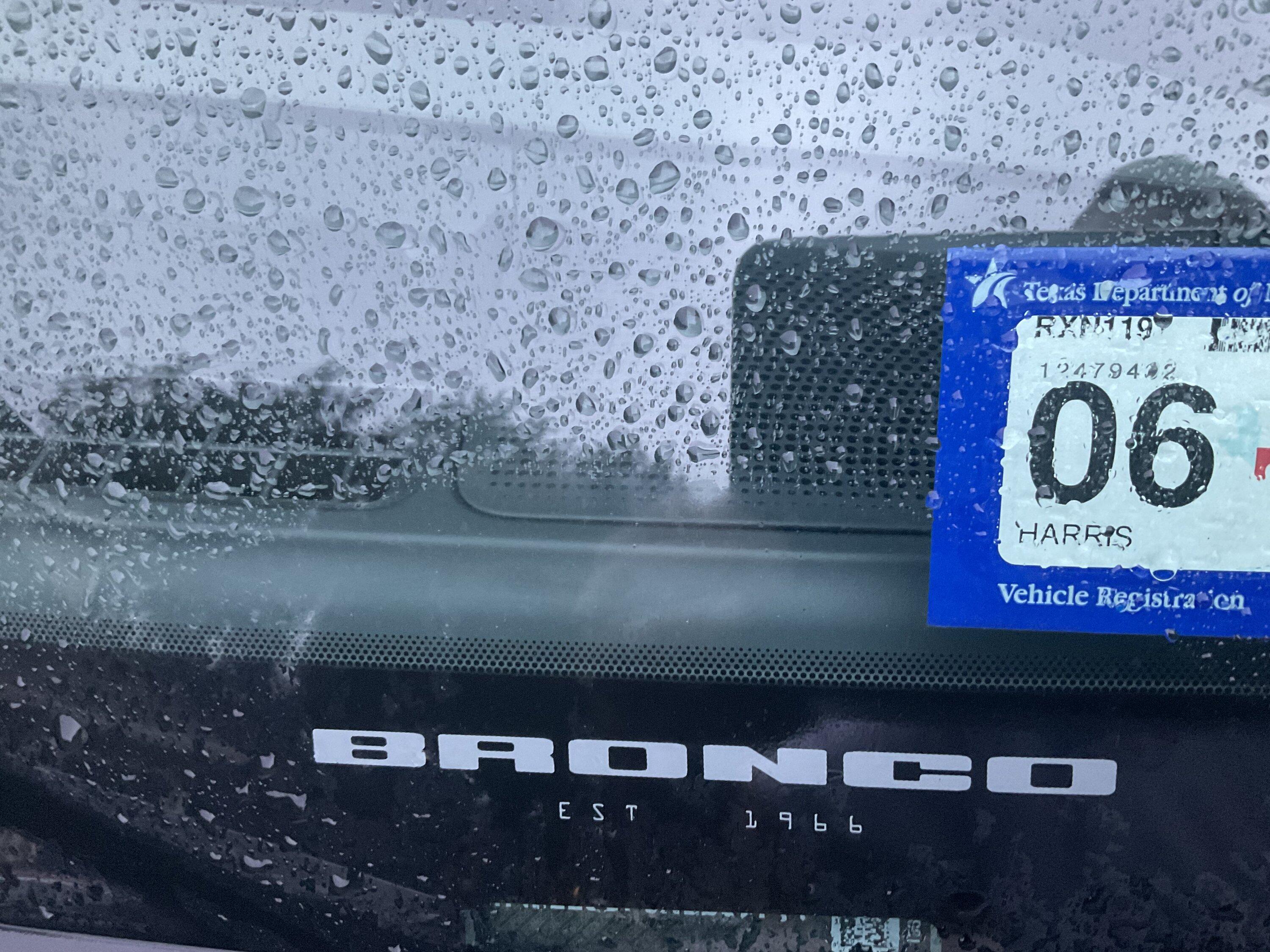 Can someone please post a windshield picture with logo mark? | Bronco6G ...