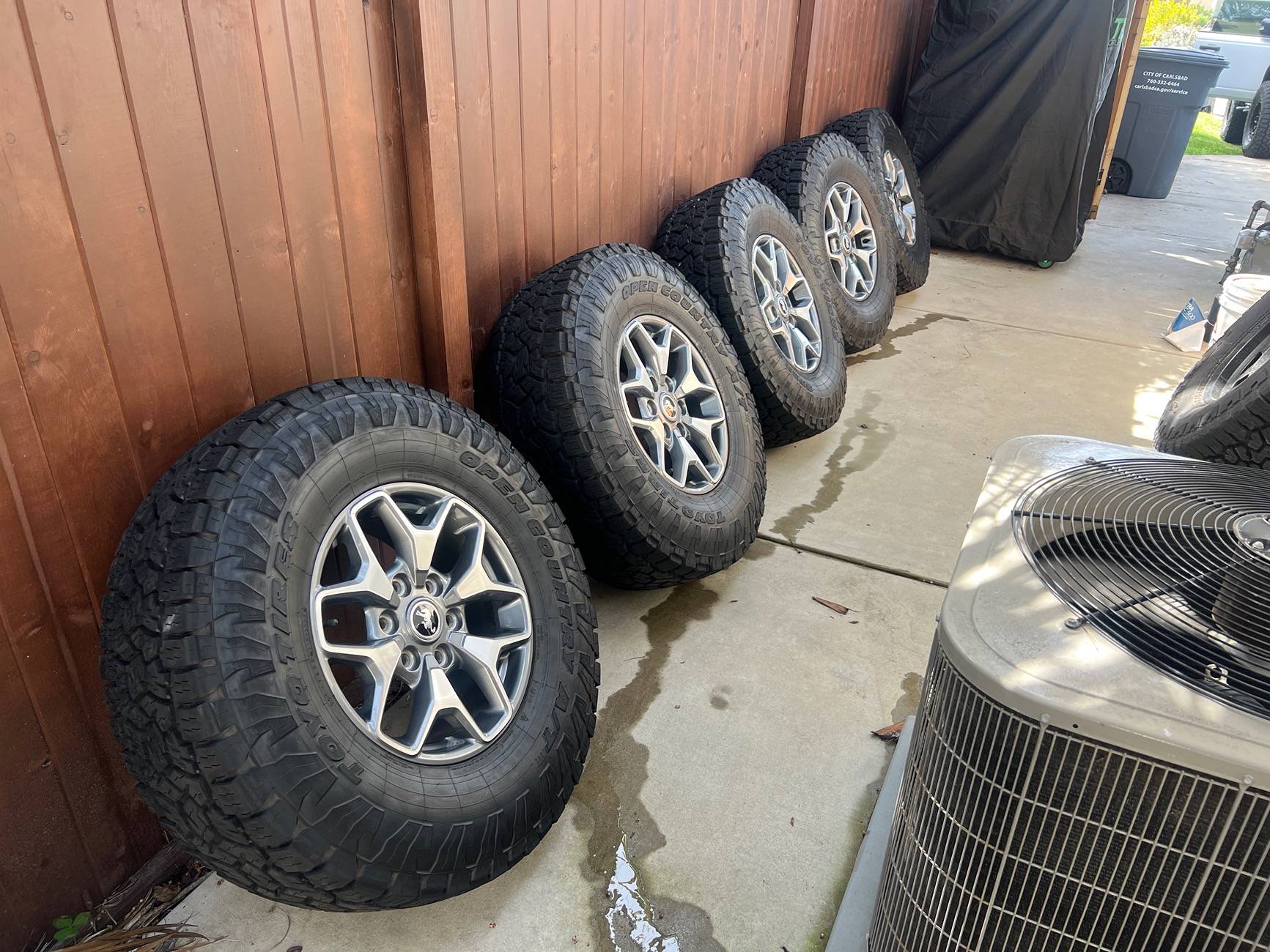 California - (5) 35" Toyo Open Country AT3 mounted on Badlands wheels ...