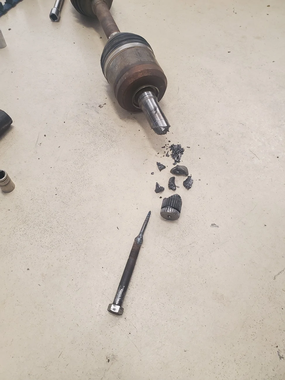 Trail fixing snapped front axles: | Bronco6G - 2021+ Ford Bronco ...