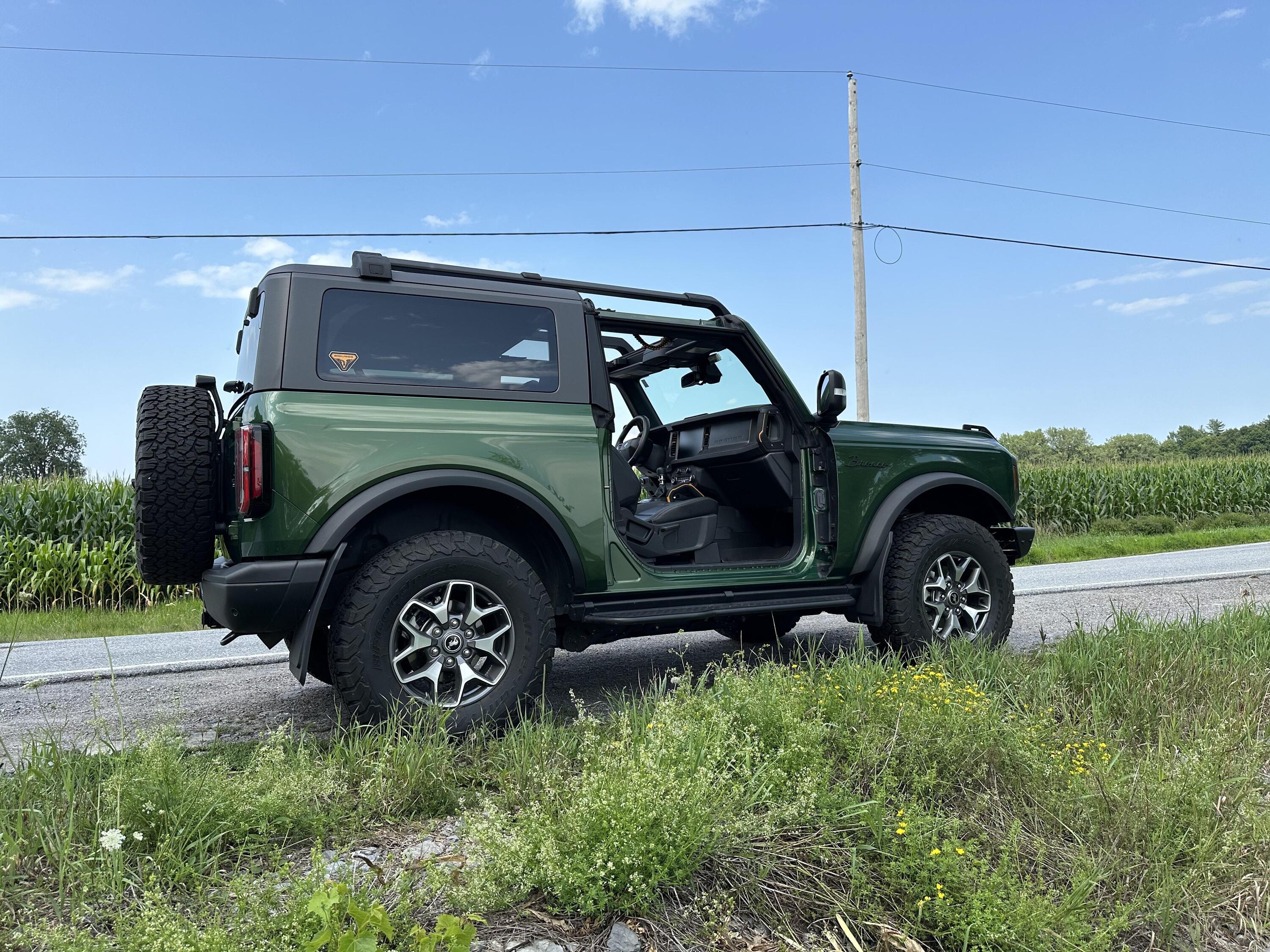Help me find a picture -- 2-door Bronco with front roof panels and ...